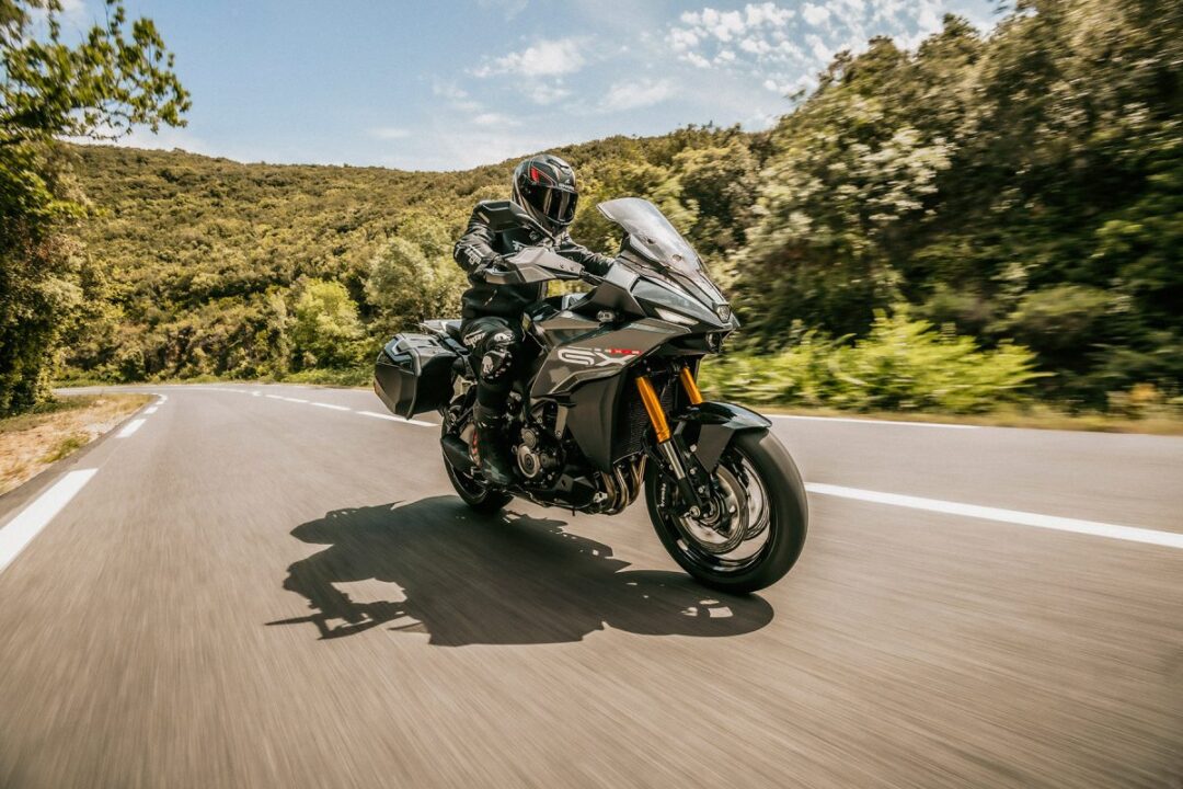 Suzuki GSX-S1000GX 2024: primera de la marca con SAES