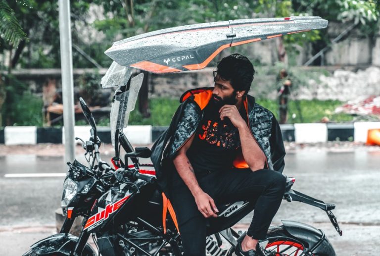 Sepal Shield, el techo universal para motos creado en la India ...