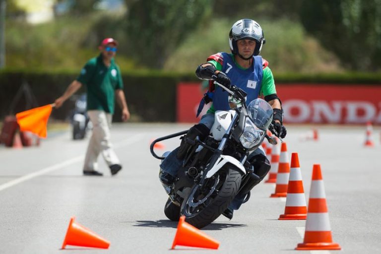 Cómo hacer giros cerrados en moto sin perder el equilibrio | Motodinamia