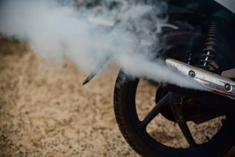 ¿Por qué una moto echa humo blanco y huele a quemado? | Motodinamia